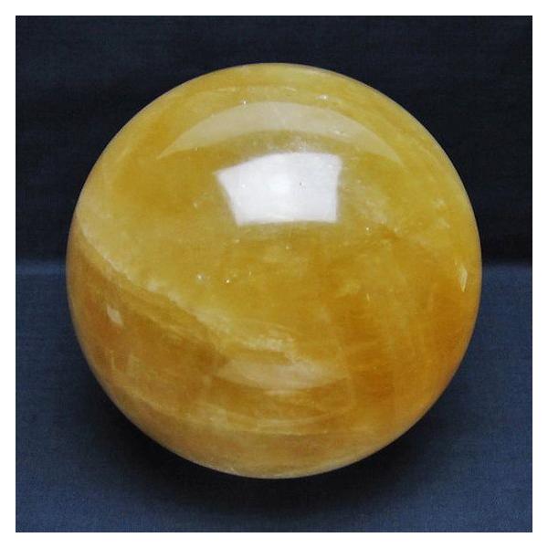 【カルサイト（方解石）】カルサイトは炭酸塩鉱物の一種で、複屈折（方解石を通して向こう側を見ると線などが二重に見える光学的特徴）を起こす石です。水晶と並びポピュラーな石と言えるでしょう。カラーバリエーションは蜜色のハニーカルサイトを始め様々に...