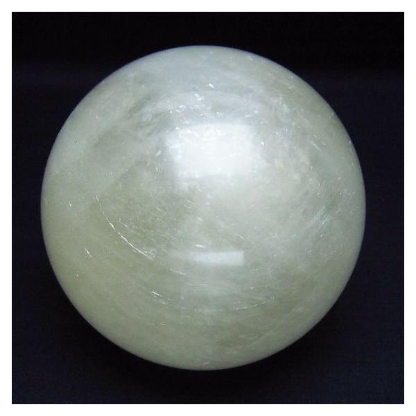 【カルサイト（方解石）】カルサイトは炭酸塩鉱物の一種で、複屈折（方解石を通して向こう側を見ると線などが二重に見える光学的特徴）を起こす石です。水晶と並びポピュラーな石と言えるでしょう。カラーバリエーションは蜜色のハニーカルサイトを始め様々に...