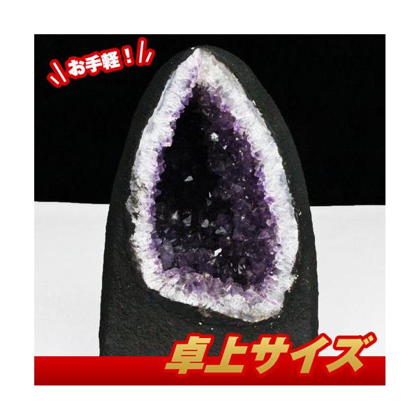 【アメジストクォーツ（紫水晶）】アメジストは透き通った美しい紫の色をした水晶です。はるか昔より紫は高貴な色とされ、様々な宗教儀式に用いられ、皇族にも愛用された水晶です。アメジストは非常に魔よけのパワーが強いといわれ、邪気を散らし、霊的なもの...