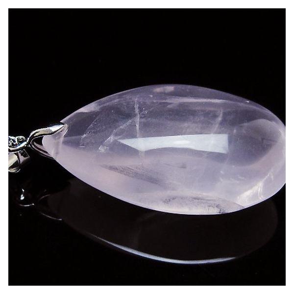 【ローズクォーツ】ローズクォーツは柔らかい優しいピンクの水晶です。アルミニウムや酸化チタンなどの結晶を含むためにピンク色になると考えられています。これらの微細な結晶が分散しているため、石全体の透明度が低く、濁っていたりひびがあります。高品質...