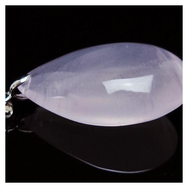 【ローズクォーツ】ローズクォーツは柔らかい優しいピンクの水晶です。アルミニウムや酸化チタンなどの結晶を含むためにピンク色になると考えられています。これらの微細な結晶が分散しているため、石全体の透明度が低く、濁っていたりひびがあります。高品質...