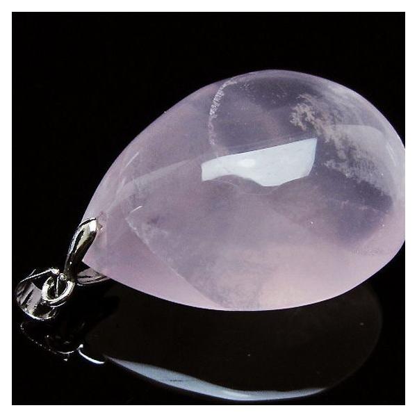 【ローズクォーツ】ローズクォーツは柔らかい優しいピンクの水晶です。アルミニウムや酸化チタンなどの結晶を含むためにピンク色になると考えられています。これらの微細な結晶が分散しているため、石全体の透明度が低く、濁っていたりひびがあります。高品質...