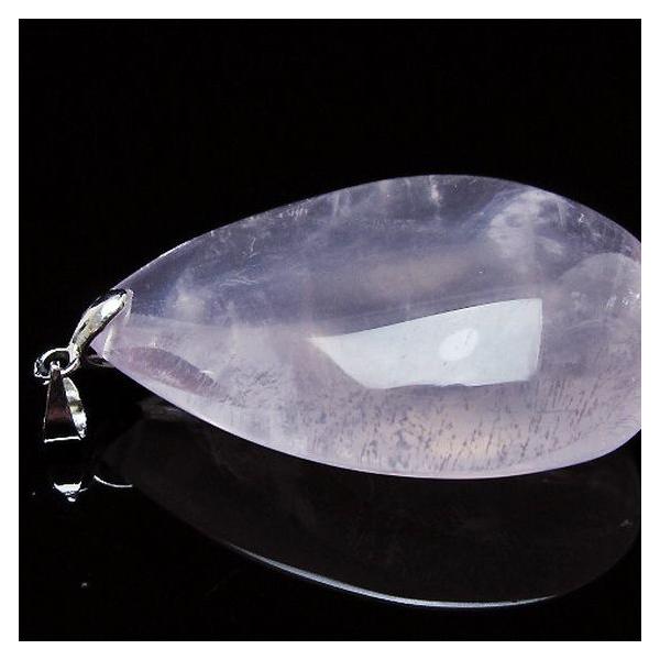 【ローズクォーツ】ローズクォーツは柔らかい優しいピンクの水晶です。アルミニウムや酸化チタンなどの結晶を含むためにピンク色になると考えられています。これらの微細な結晶が分散しているため、石全体の透明度が低く、濁っていたりひびがあります。高品質...