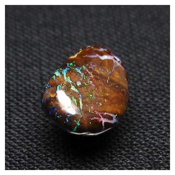 【オパール】オパールは数ある石の中でも非常に明るいエネルギ―を持つ、幸運の石です。オパールの持つ独特の光は自由なエネルギーを象徴します。創造性を高め、内面の隠れた才能を引き出す力に優れる為、アーティストなどクリエイティブなことをしている方に...