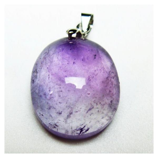 【アメジストクォーツ（紫水晶）】アメジストは透き通った美しい紫の色をした水晶です。はるか昔より紫は高貴な色とされ、様々な宗教儀式に用いられ、皇族にも愛用された水晶です。アメジストは非常に魔よけのパワーが強いといわれ、邪気を散らし、霊的なもの...