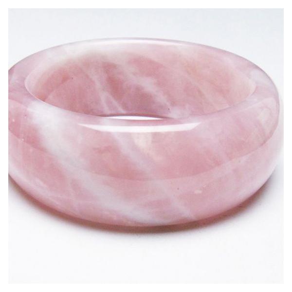 【ローズクォーツ】ローズクォーツは柔らかい優しいピンクの水晶です。アルミニウムや酸化チタンなどの結晶を含むためにピンク色になると考えられています。これらの微細な結晶が分散しているため、石全体の透明度が低く、濁っていたりひびがあります。高品質...