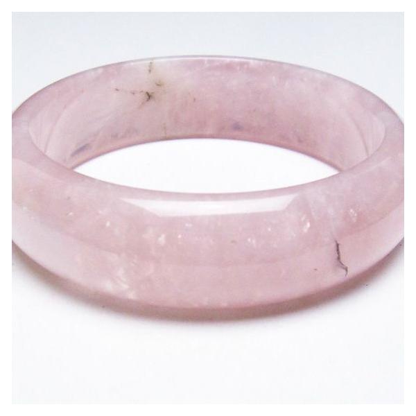 【ローズクォーツ】ローズクォーツは柔らかい優しいピンクの水晶です。アルミニウムや酸化チタンなどの結晶を含むためにピンク色になると考えられています。これらの微細な結晶が分散しているため、石全体の透明度が低く、濁っていたりひびがあります。高品質...