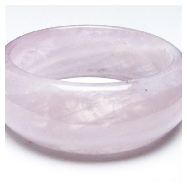 【ローズクォーツ】ローズクォーツは柔らかい優しいピンクの水晶です。アルミニウムや酸化チタンなどの結晶を含むためにピンク色になると考えられています。これらの微細な結晶が分散しているため、石全体の透明度が低く、濁っていたりひびがあります。高品質...