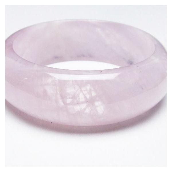 【ローズクォーツ】ローズクォーツは柔らかい優しいピンクの水晶です。アルミニウムや酸化チタンなどの結晶を含むためにピンク色になると考えられています。これらの微細な結晶が分散しているため、石全体の透明度が低く、濁っていたりひびがあります。高品質...