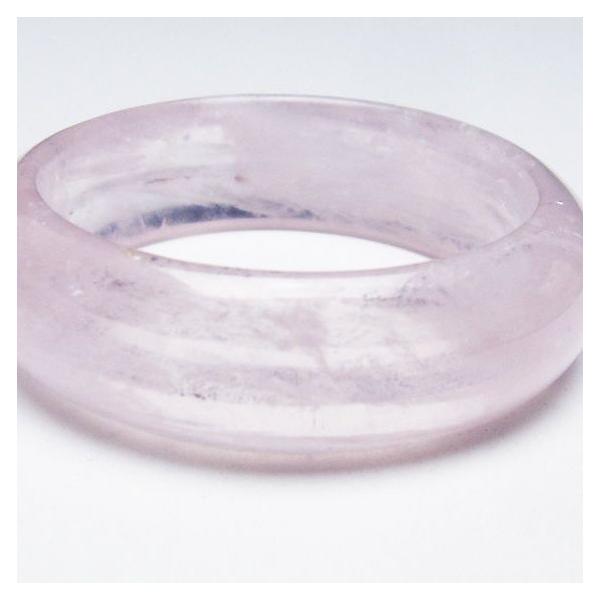 【ローズクォーツ】ローズクォーツは柔らかい優しいピンクの水晶です。アルミニウムや酸化チタンなどの結晶を含むためにピンク色になると考えられています。これらの微細な結晶が分散しているため、石全体の透明度が低く、濁っていたりひびがあります。高品質...