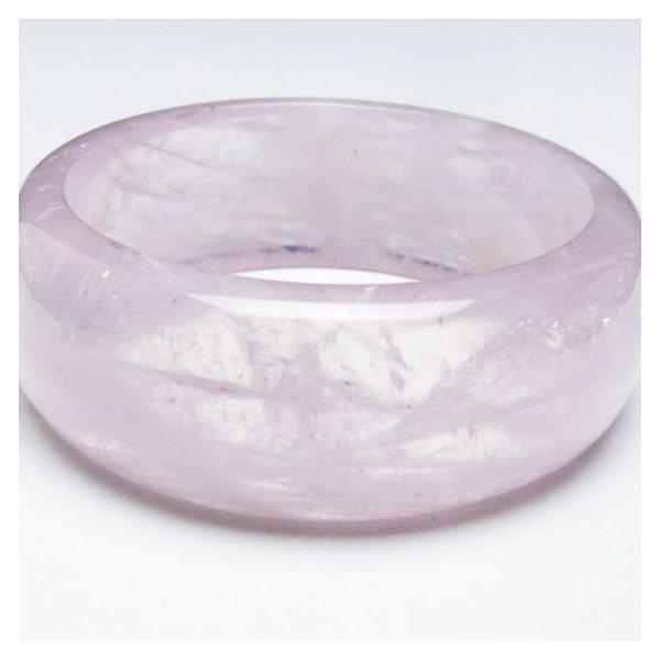 【ローズクォーツ】ローズクォーツは柔らかい優しいピンクの水晶です。アルミニウムや酸化チタンなどの結晶を含むためにピンク色になると考えられています。これらの微細な結晶が分散しているため、石全体の透明度が低く、濁っていたりひびがあります。高品質...