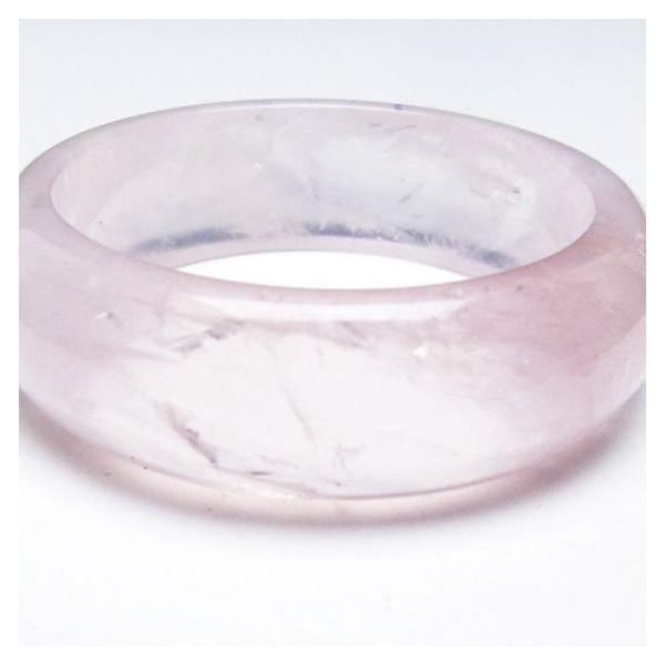 【ローズクォーツ】ローズクォーツは柔らかい優しいピンクの水晶です。アルミニウムや酸化チタンなどの結晶を含むためにピンク色になると考えられています。これらの微細な結晶が分散しているため、石全体の透明度が低く、濁っていたりひびがあります。高品質...