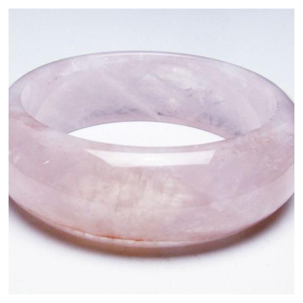 【ローズクォーツ】ローズクォーツは柔らかい優しいピンクの水晶です。アルミニウムや酸化チタンなどの結晶を含むためにピンク色になると考えられています。これらの微細な結晶が分散しているため、石全体の透明度が低く、濁っていたりひびがあります。高品質...