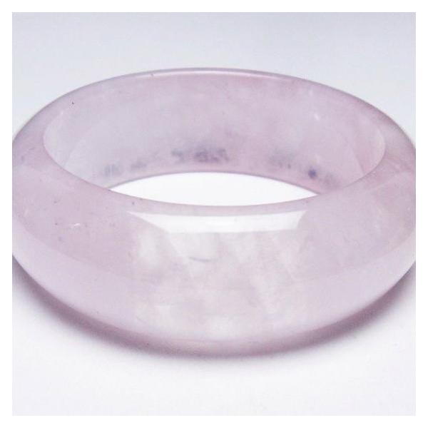 【ローズクォーツ】ローズクォーツは柔らかい優しいピンクの水晶です。アルミニウムや酸化チタンなどの結晶を含むためにピンク色になると考えられています。これらの微細な結晶が分散しているため、石全体の透明度が低く、濁っていたりひびがあります。高品質...