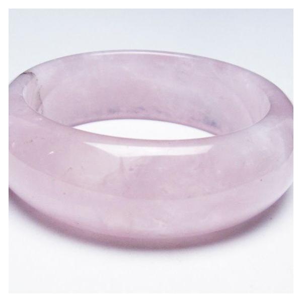 【ローズクォーツ】ローズクォーツは柔らかい優しいピンクの水晶です。アルミニウムや酸化チタンなどの結晶を含むためにピンク色になると考えられています。これらの微細な結晶が分散しているため、石全体の透明度が低く、濁っていたりひびがあります。高品質...