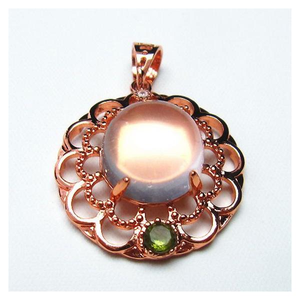 【メタモルフォーゼス（陰陽石）】メタモルフォーゼスはアルミナ（酸化アルミニウム）がコロイド状に分布している状態の水晶で、クリスタルヒーラーのメロディ女史により命名され、ガンマ線を当て、300度の熱にさらすとグリーンゴールドに色が変化すること...