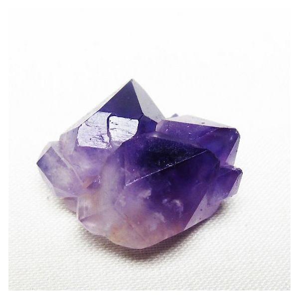 【アメジストクォーツ（紫水晶）】アメジストは透き通った美しい紫の色をした水晶です。はるか昔より紫は高貴な色とされ、様々な宗教儀式に用いられ、皇族にも愛用された水晶です。アメジストは非常に魔よけのパワーが強いといわれ、邪気を散らし、霊的なもの...
