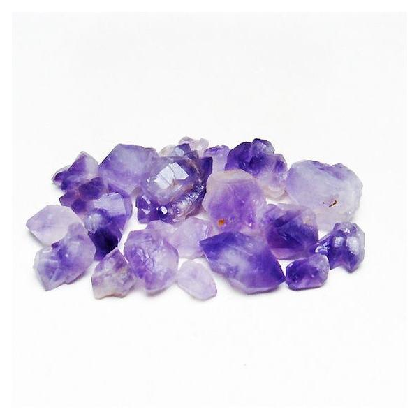【アメジストクォーツ（紫水晶）】アメジストは透き通った美しい紫の色をした水晶です。はるか昔より紫は高貴な色とされ、様々な宗教儀式に用いられ、皇族にも愛用された水晶です。アメジストは非常に魔よけのパワーが強いといわれ、邪気を散らし、霊的なもの...