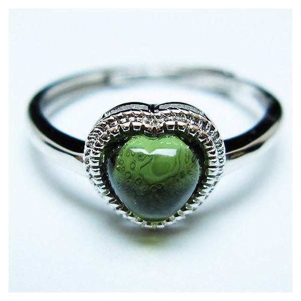 【モルダバイト】モルダバイトは隕石が落下した際にできたと考えられるガラス質の結晶です。旧チェコスロバキアのモルダウ川付近から最初に発見されました。透き通った独特の緑が宇宙の神秘を想像させてくれます。巨大な隕石が地球に衝突した際に起きるエネル...