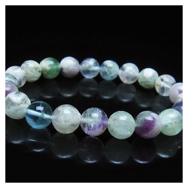 【フローライト（蛍石）】フローライトはハロゲン化鉱物の一種。紫外線や熱を加えると蛍光現象がみられることから、和名は蛍石といいます。様々な色が存在し、グリーン、パープル、ブルー等があり、ミックスカラーのものはレインボーフローライトと呼ばれます...