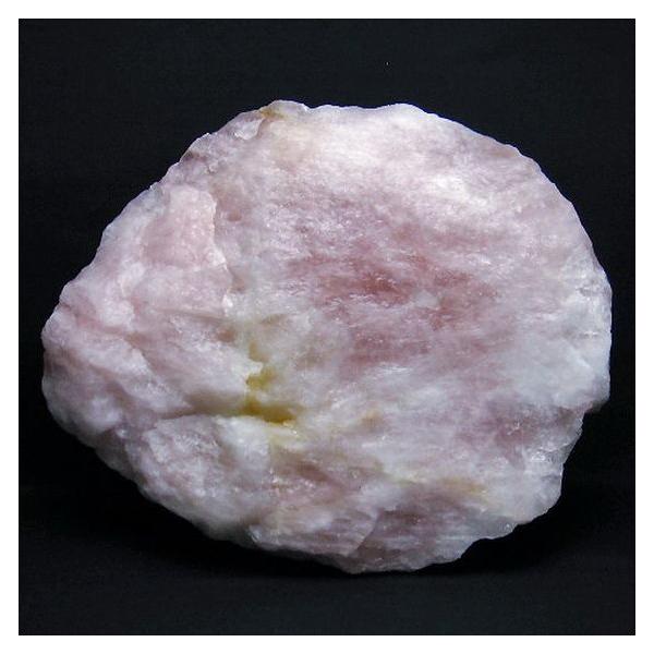 【ローズクォーツ】ローズクォーツは柔らかい優しいピンクの水晶です。アルミニウムや酸化チタンなどの結晶を含むためにピンク色になると考えられています。これらの微細な結晶が分散しているため、石全体の透明度が低く、濁っていたりひびがあります。高品質...