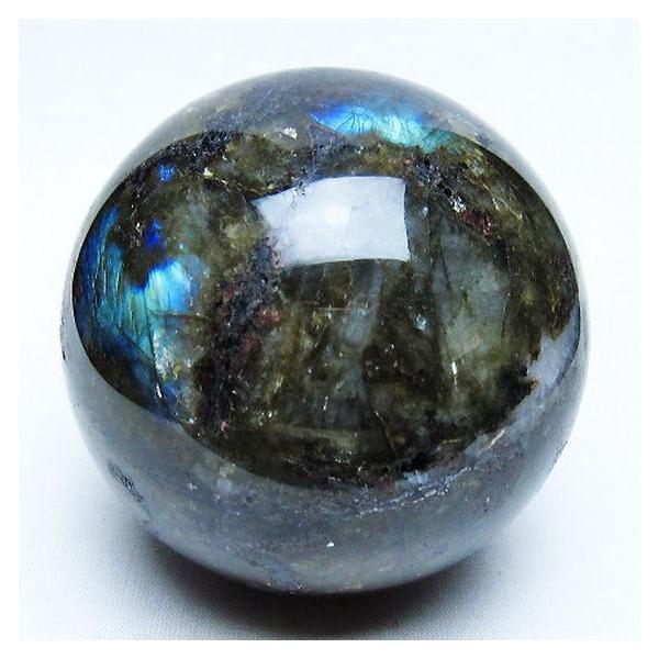 【ラブラドライト】ラブラドライトは神経を研ぎ澄まし眠れる潜在能力を引き出し、自信を回復させてくれるといわれております。 また落ち込みや怒り、ストレスなどの抑圧されたマイナスエネルギーの感情を解き放ち深い癒しをも与えるようです。太陽と月の陰陽...