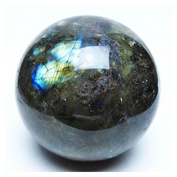 【ラブラドライト】ラブラドライトは神経を研ぎ澄まし眠れる潜在能力を引き出し、自信を回復させてくれるといわれております。 また落ち込みや怒り、ストレスなどの抑圧されたマイナスエネルギーの感情を解き放ち深い癒しをも与えるようです。太陽と月の陰陽...