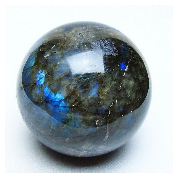 【ラブラドライト】ラブラドライトは神経を研ぎ澄まし眠れる潜在能力を引き出し、自信を回復させてくれるといわれております。 また落ち込みや怒り、ストレスなどの抑圧されたマイナスエネルギーの感情を解き放ち深い癒しをも与えるようです。太陽と月の陰陽...