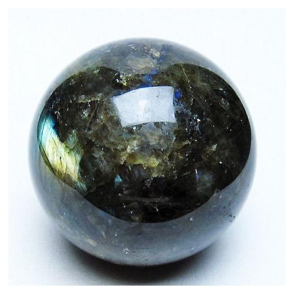 【ラブラドライト】ラブラドライトは神経を研ぎ澄まし眠れる潜在能力を引き出し、自信を回復させてくれるといわれております。 また落ち込みや怒り、ストレスなどの抑圧されたマイナスエネルギーの感情を解き放ち深い癒しをも与えるようです。太陽と月の陰陽...