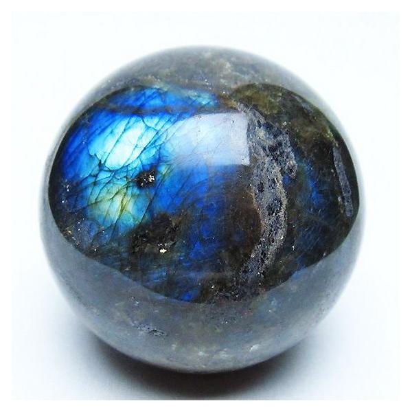 【ラブラドライト】ラブラドライトは神経を研ぎ澄まし眠れる潜在能力を引き出し、自信を回復させてくれるといわれております。 また落ち込みや怒り、ストレスなどの抑圧されたマイナスエネルギーの感情を解き放ち深い癒しをも与えるようです。太陽と月の陰陽...