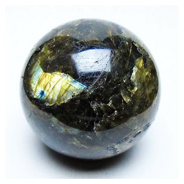 【ラブラドライト】ラブラドライトは神経を研ぎ澄まし眠れる潜在能力を引き出し、自信を回復させてくれるといわれております。 また落ち込みや怒り、ストレスなどの抑圧されたマイナスエネルギーの感情を解き放ち深い癒しをも与えるようです。太陽と月の陰陽...