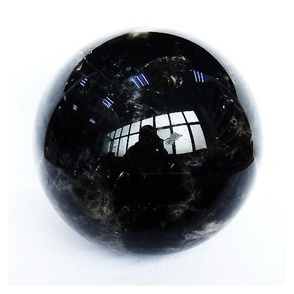 【黒水晶】黒水晶（モリオン）は茶水晶と同じく自然の放射線の影響で暗色に変化した水晶です。そのため水晶の透明度に関わらず、見た目で黒く見えるものは黒水晶、茶色のものは煙水晶と呼ばれるようです。黒水晶も水晶ですので強い光に当てると透けます。古代...