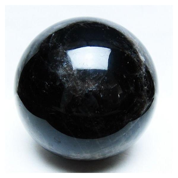 【黒水晶】黒水晶（モリオン）は茶水晶と同じく自然の放射線の影響で暗色に変化した水晶です。そのため水晶の透明度に関わらず、見た目で黒く見えるものは黒水晶、茶色のものは煙水晶と呼ばれるようです。黒水晶も水晶ですので強い光に当てると透けます。古代...