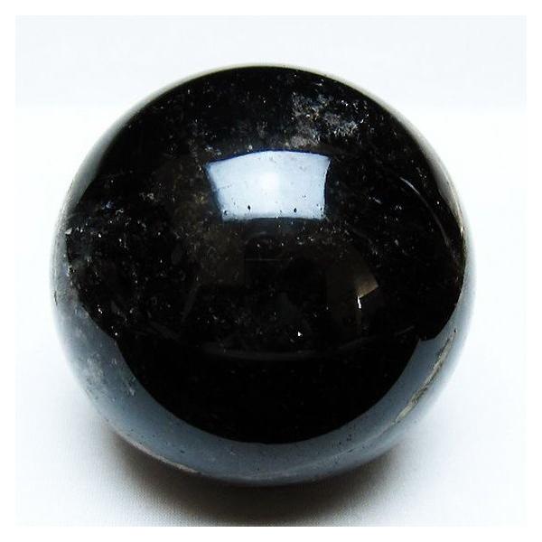 【黒水晶】黒水晶（モリオン）は茶水晶と同じく自然の放射線の影響で暗色に変化した水晶です。そのため水晶の透明度に関わらず、見た目で黒く見えるものは黒水晶、茶色のものは煙水晶と呼ばれるようです。黒水晶も水晶ですので強い光に当てると透けます。古代...