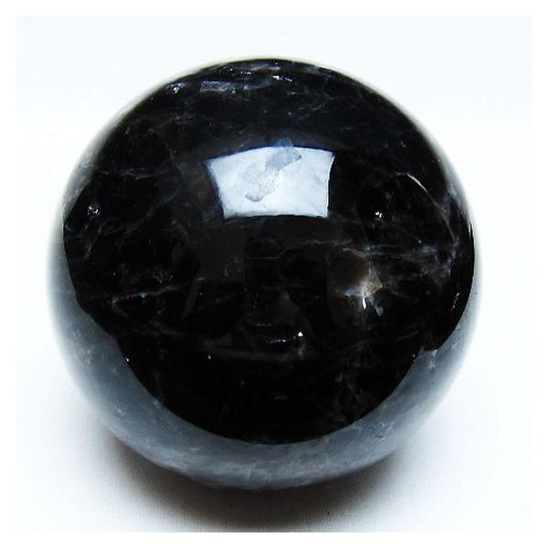 【黒水晶】黒水晶（モリオン）は茶水晶と同じく自然の放射線の影響で暗色に変化した水晶です。そのため水晶の透明度に関わらず、見た目で黒く見えるものは黒水晶、茶色のものは煙水晶と呼ばれるようです。黒水晶も水晶ですので強い光に当てると透けます。古代...