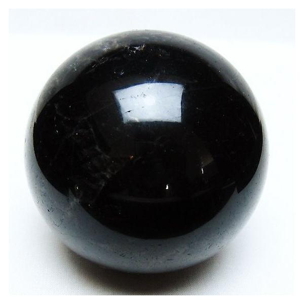 【黒水晶】黒水晶（モリオン）は茶水晶と同じく自然の放射線の影響で暗色に変化した水晶です。そのため水晶の透明度に関わらず、見た目で黒く見えるものは黒水晶、茶色のものは煙水晶と呼ばれるようです。黒水晶も水晶ですので強い光に当てると透けます。古代...