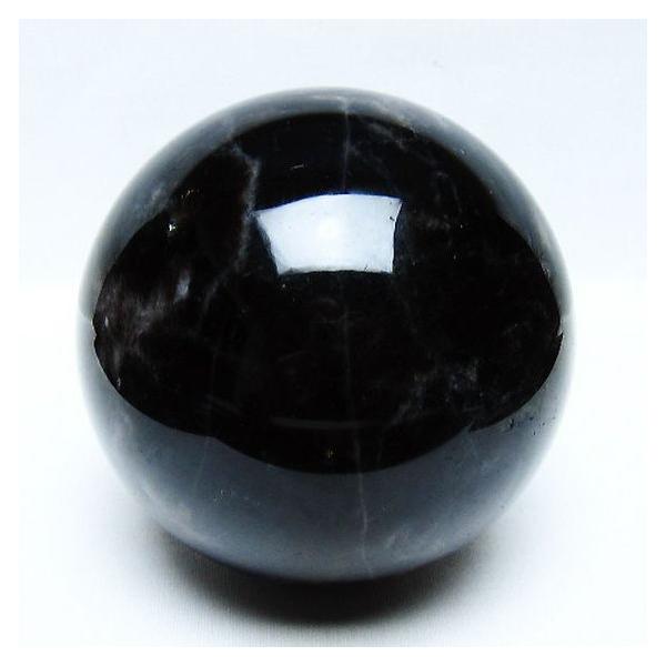 【黒水晶】黒水晶（モリオン）は茶水晶と同じく自然の放射線の影響で暗色に変化した水晶です。そのため水晶の透明度に関わらず、見た目で黒く見えるものは黒水晶、茶色のものは煙水晶と呼ばれるようです。黒水晶も水晶ですので強い光に当てると透けます。古代...
