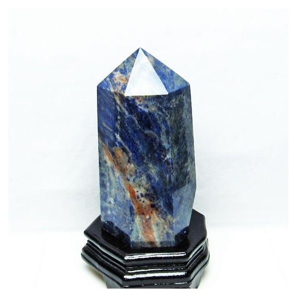 【ソーダライト】ソーダライトはソーダ分を多量に含有する石です。ソーダライトは青や濃紺の色合いをまとったものが多く、見た目がラピスラズリに似ていることから、ラピスの代用品としても利用される場合があります。新陳代謝の促進すると言われ、健康運の良...