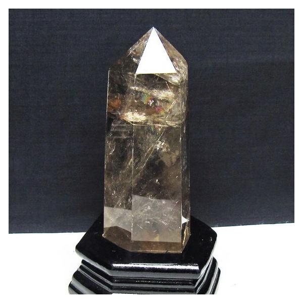 【ライトニングクォーツ（雷水晶）】ライトニングクォーツは雷が落ちてできたと言われています。地中にある水晶に、落雷による強烈な電圧と電流が加わり、クラックや溶解痕が出来たものとされています。水晶は電気やエネルギーを記憶したりする性質があり、ラ...