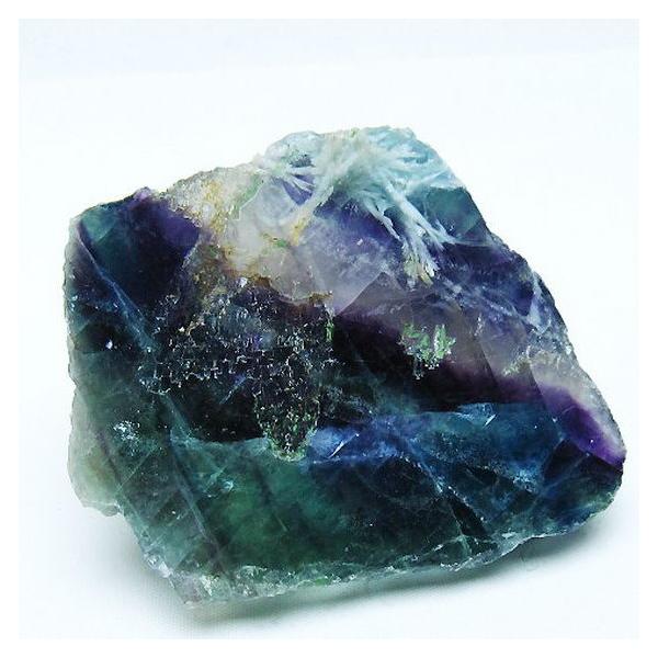 【フローライト（蛍石）】フローライトはハロゲン化鉱物の一種。紫外線や熱を加えると蛍光現象がみられることから、和名は蛍石といいます。様々な色が存在し、グリーン、パープル、ブルー等があり、ミックスカラーのものはレインボーフローライトと呼ばれます...