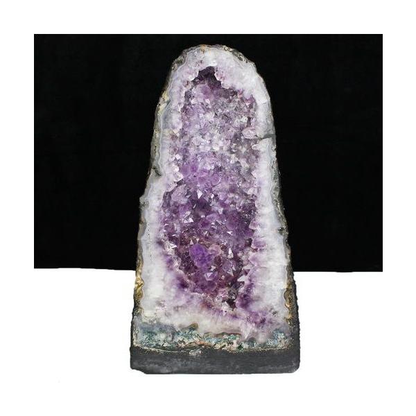 【アメジストクォーツ（紫水晶）】アメジストは透き通った美しい紫の色をした水晶です。はるか昔より紫は高貴な色とされ、様々な宗教儀式に用いられ、皇族にも愛用された水晶です。アメジストは非常に魔よけのパワーが強いといわれ、邪気を散らし、霊的なもの...