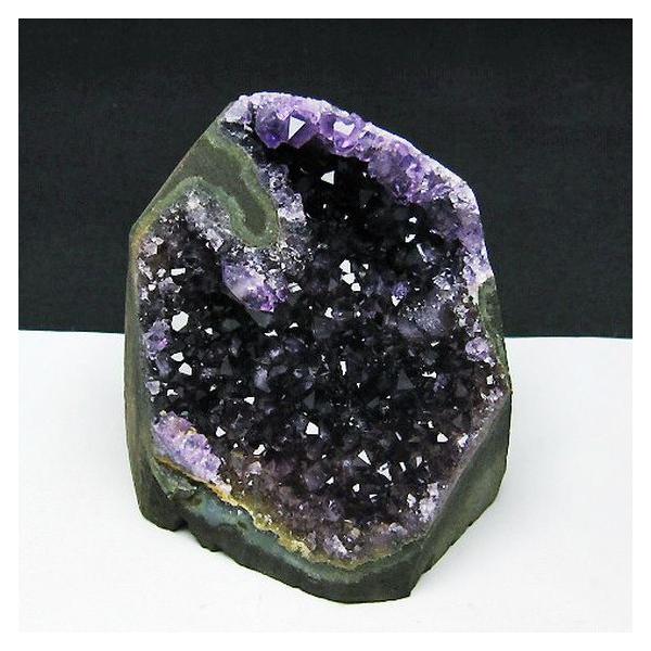【アメジストクォーツ（紫水晶）】アメジストは透き通った美しい紫の色をした水晶です。はるか昔より紫は高貴な色とされ、様々な宗教儀式に用いられ、皇族にも愛用された水晶です。アメジストは非常に魔よけのパワーが強いといわれ、邪気を散らし、霊的なもの...