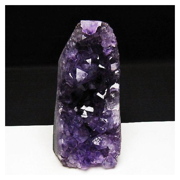 【アメジストクォーツ（紫水晶）】アメジストは透き通った美しい紫の色をした水晶です。はるか昔より紫は高貴な色とされ、様々な宗教儀式に用いられ、皇族にも愛用された水晶です。アメジストは非常に魔よけのパワーが強いといわれ、邪気を散らし、霊的なもの...