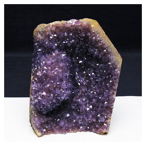 【アメジストクォーツ（紫水晶）】アメジストは透き通った美しい紫の色をした水晶です。はるか昔より紫は高貴な色とされ、様々な宗教儀式に用いられ、皇族にも愛用された水晶です。アメジストは非常に魔よけのパワーが強いといわれ、邪気を散らし、霊的なもの...
