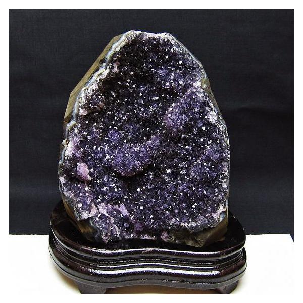 【アメジストクォーツ（紫水晶）】アメジストは透き通った美しい紫の色をした水晶です。はるか昔より紫は高貴な色とされ、様々な宗教儀式に用いられ、皇族にも愛用された水晶です。アメジストは非常に魔よけのパワーが強いといわれ、邪気を散らし、霊的なもの...