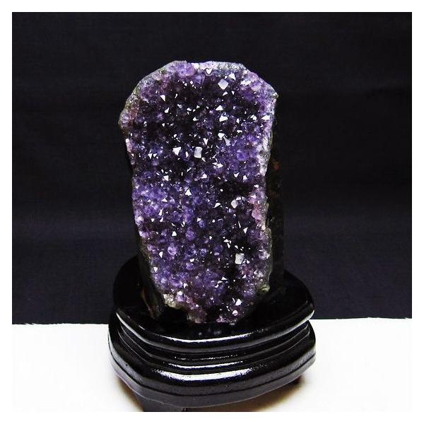 【アメジストクォーツ（紫水晶）】アメジストは透き通った美しい紫の色をした水晶です。はるか昔より紫は高貴な色とされ、様々な宗教儀式に用いられ、皇族にも愛用された水晶です。アメジストは非常に魔よけのパワーが強いといわれ、邪気を散らし、霊的なもの...