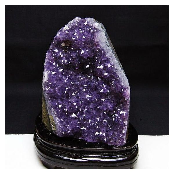 【アメジストクォーツ（紫水晶）】アメジストは透き通った美しい紫の色をした水晶です。はるか昔より紫は高貴な色とされ、様々な宗教儀式に用いられ、皇族にも愛用された水晶です。アメジストは非常に魔よけのパワーが強いといわれ、邪気を散らし、霊的なもの...