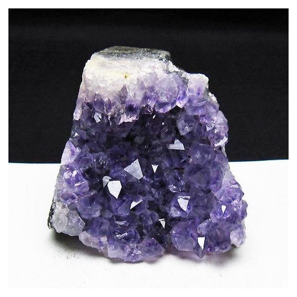 【アメジストクォーツ（紫水晶）】アメジストは透き通った美しい紫の色をした水晶です。はるか昔より紫は高貴な色とされ、様々な宗教儀式に用いられ、皇族にも愛用された水晶です。アメジストは非常に魔よけのパワーが強いといわれ、邪気を散らし、霊的なもの...