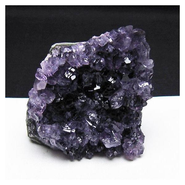 【アメジストクォーツ（紫水晶）】アメジストは透き通った美しい紫の色をした水晶です。はるか昔より紫は高貴な色とされ、様々な宗教儀式に用いられ、皇族にも愛用された水晶です。アメジストは非常に魔よけのパワーが強いといわれ、邪気を散らし、霊的なもの...