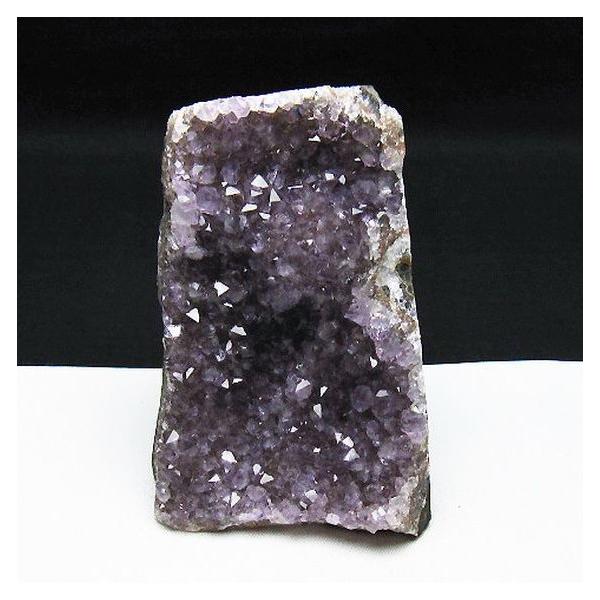 【アメジストクォーツ（紫水晶）】アメジストは透き通った美しい紫の色をした水晶です。はるか昔より紫は高貴な色とされ、様々な宗教儀式に用いられ、皇族にも愛用された水晶です。アメジストは非常に魔よけのパワーが強いといわれ、邪気を散らし、霊的なもの...